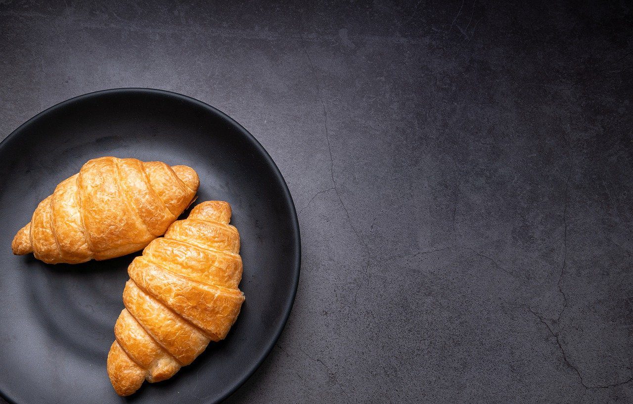 Ideální francouzská snídaně doma? Máslový croissant s horkou kávou ...