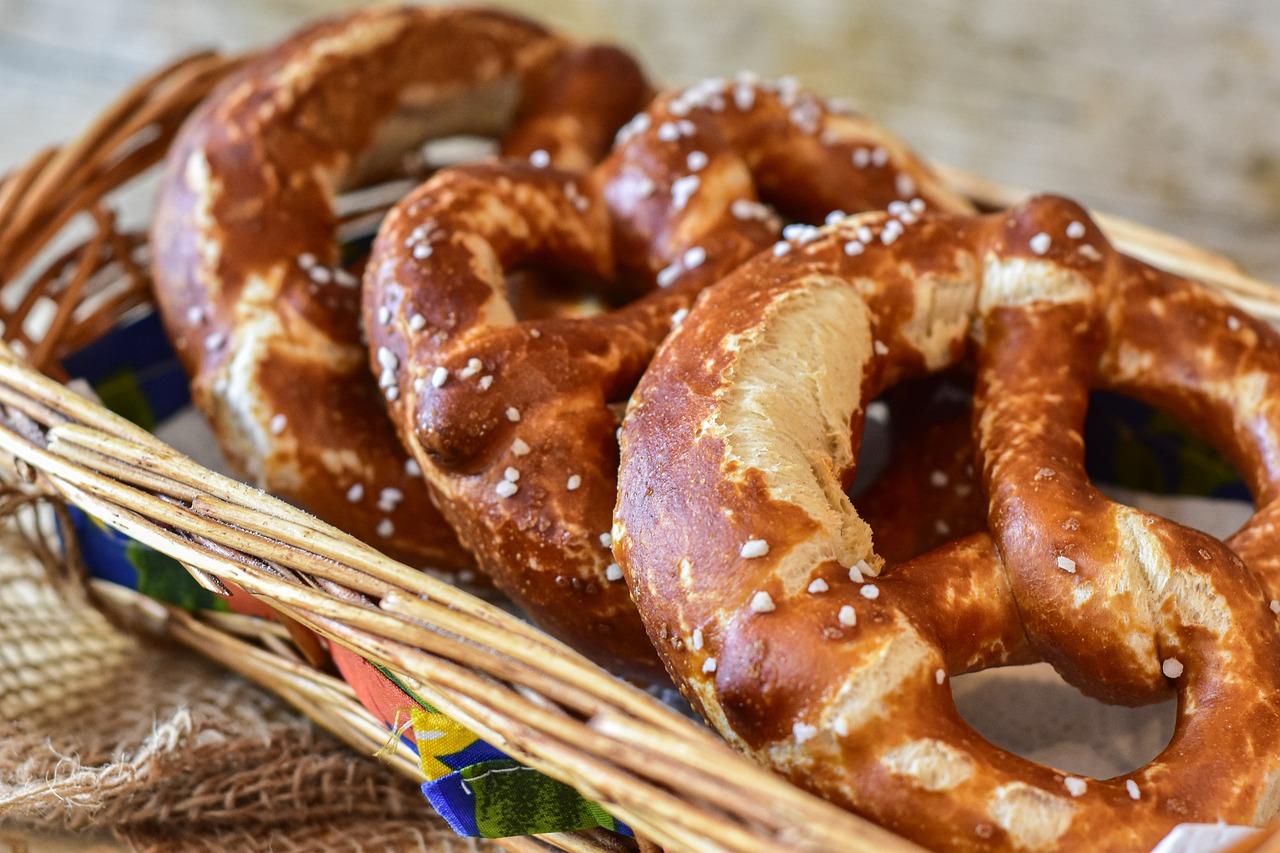 Domácí měkké preclíky – jednoduchý recept - Receptik.cz